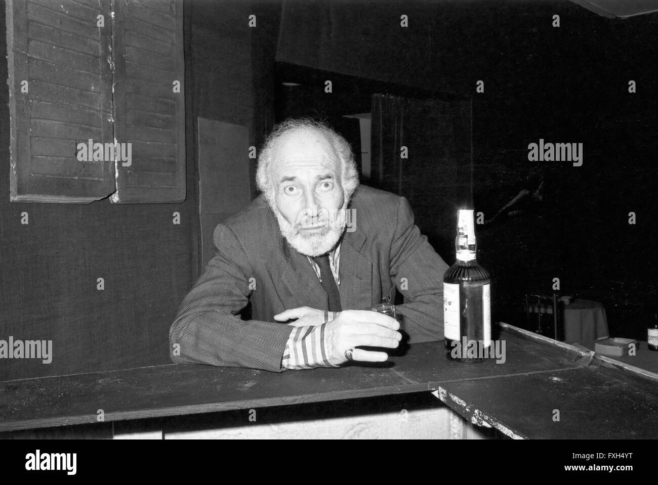 Bei einem treffen mit theater kollegen in munchen Black and White Stock ...