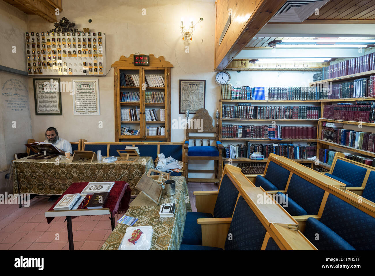 Jewish bookshelf hi-res stock photography and images - Alamy