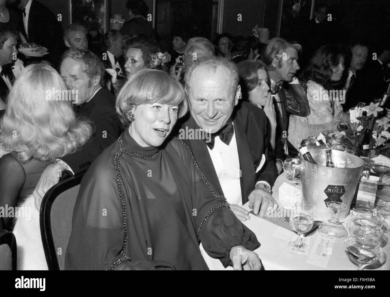 Der deutsche Schauspieler Gert Fröbe mit Ehefrau Karin Pistorius beim ...