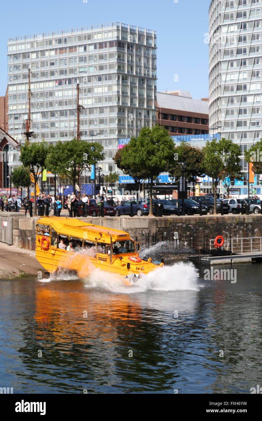 Amphibious tour hi-res stock photography and images - Alamy