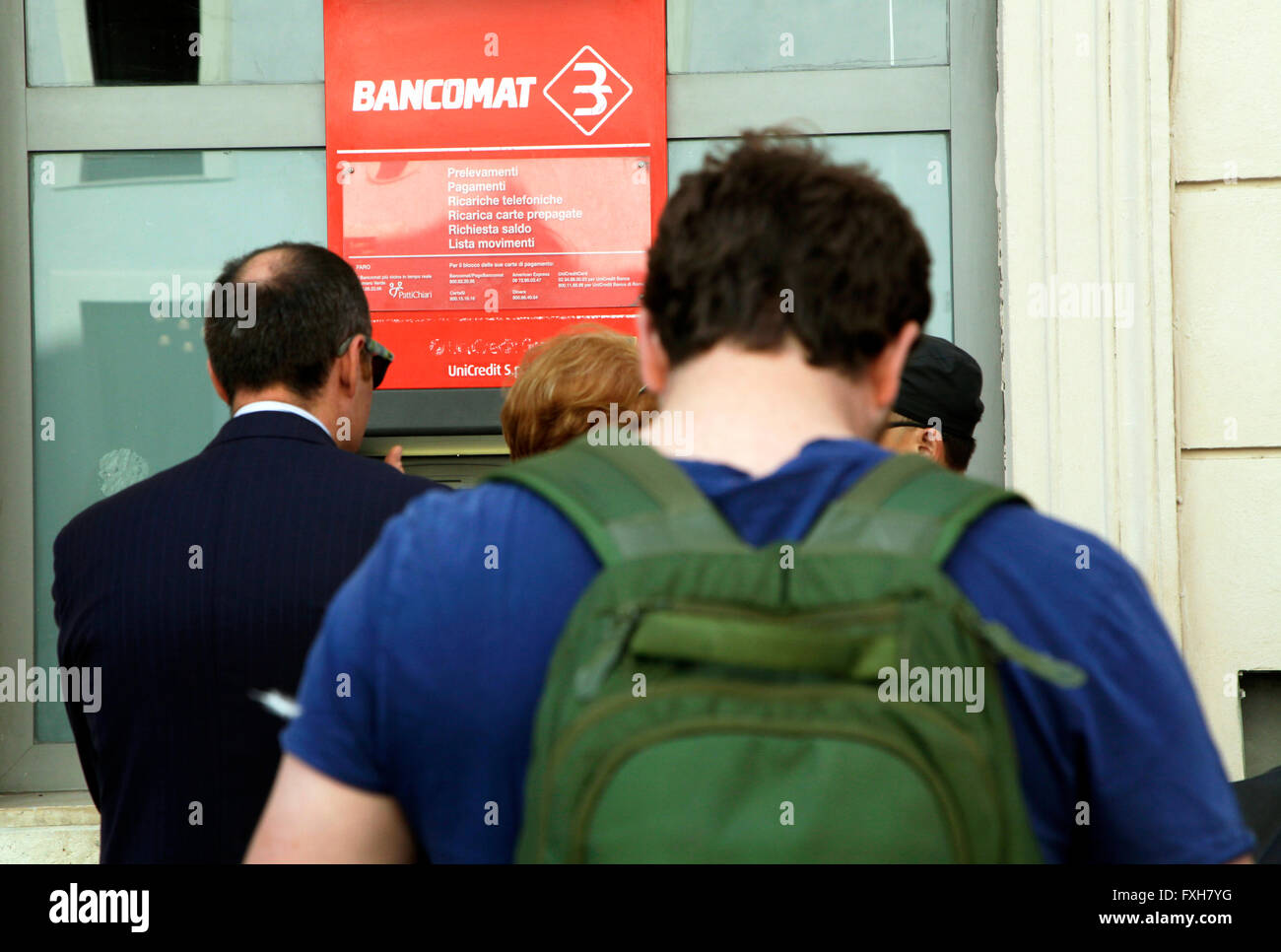 Queue people atm hi-res stock photography and images - Alamy