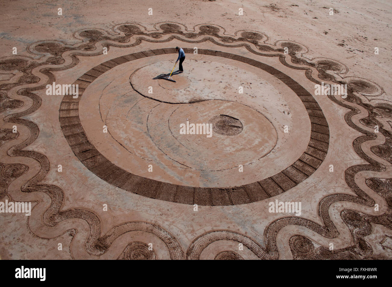 Sand artist hi-res stock photography and images - Alamy