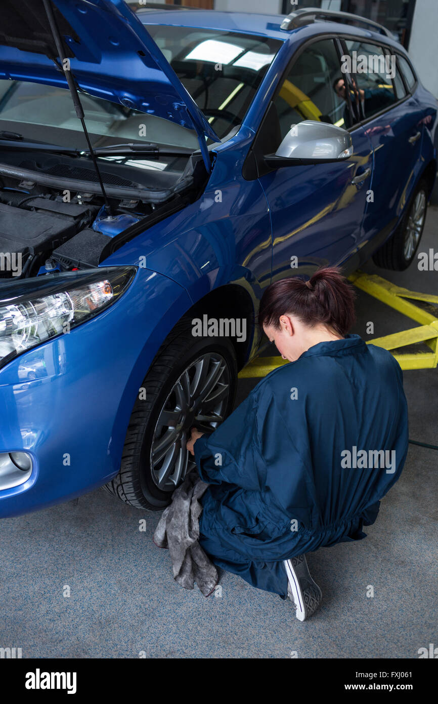 Female mechanic fixing a car wheel Stock Photo - Alamy
