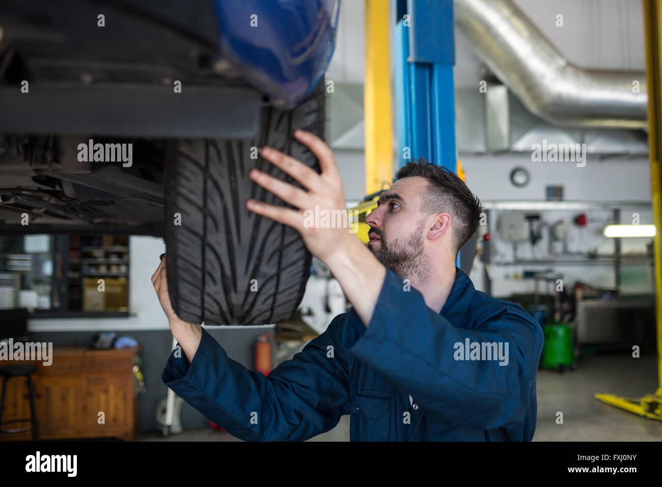 Car mechanic and tyre hi-res stock photography and images - Alamy