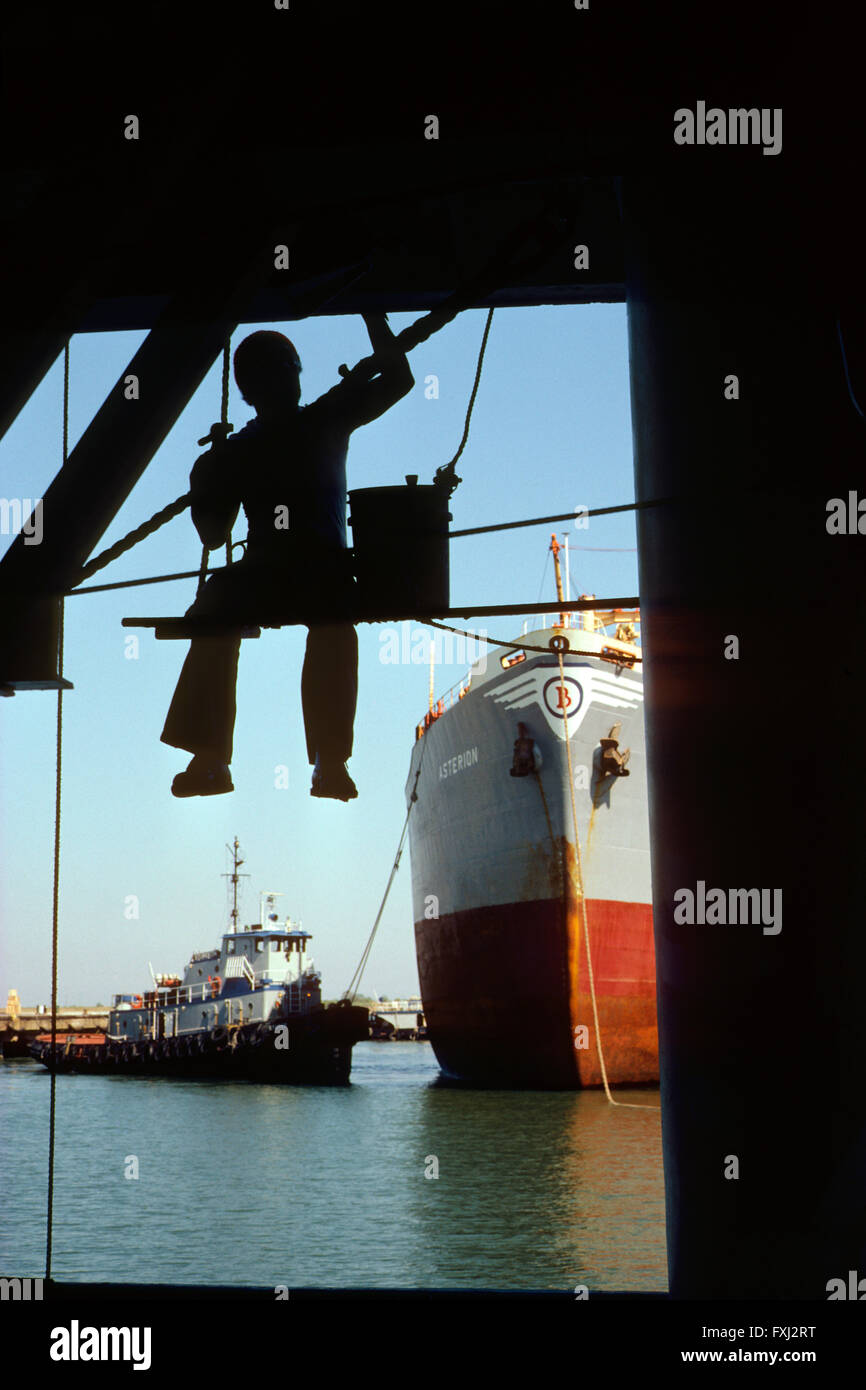 Dock worker shipping container hi-res stock photography and images - Alamy