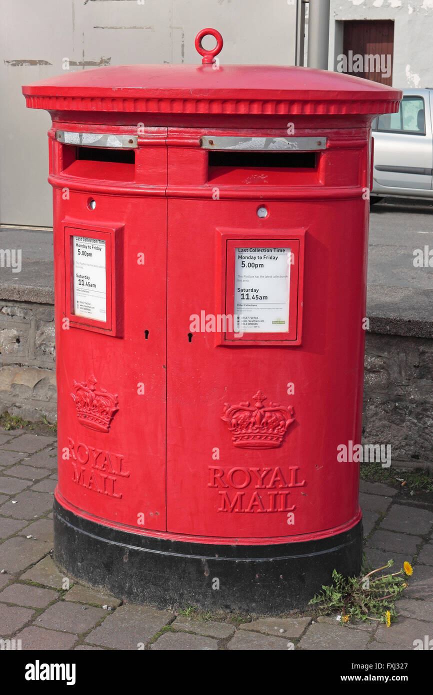Double post box royal mail hi-res stock photography and images - Alamy