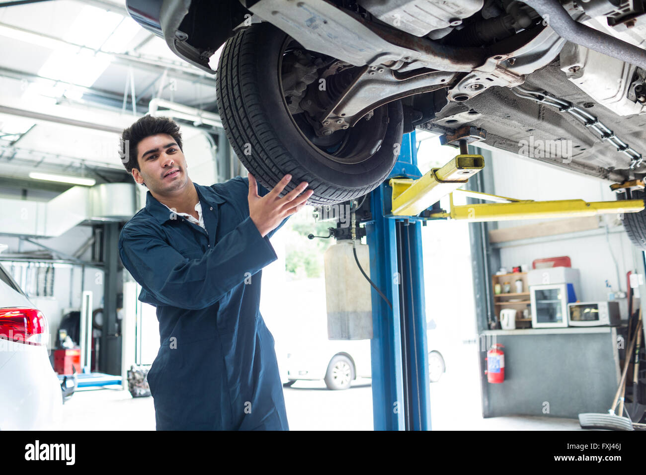 Fixing a race car hi-res stock photography and images - Alamy