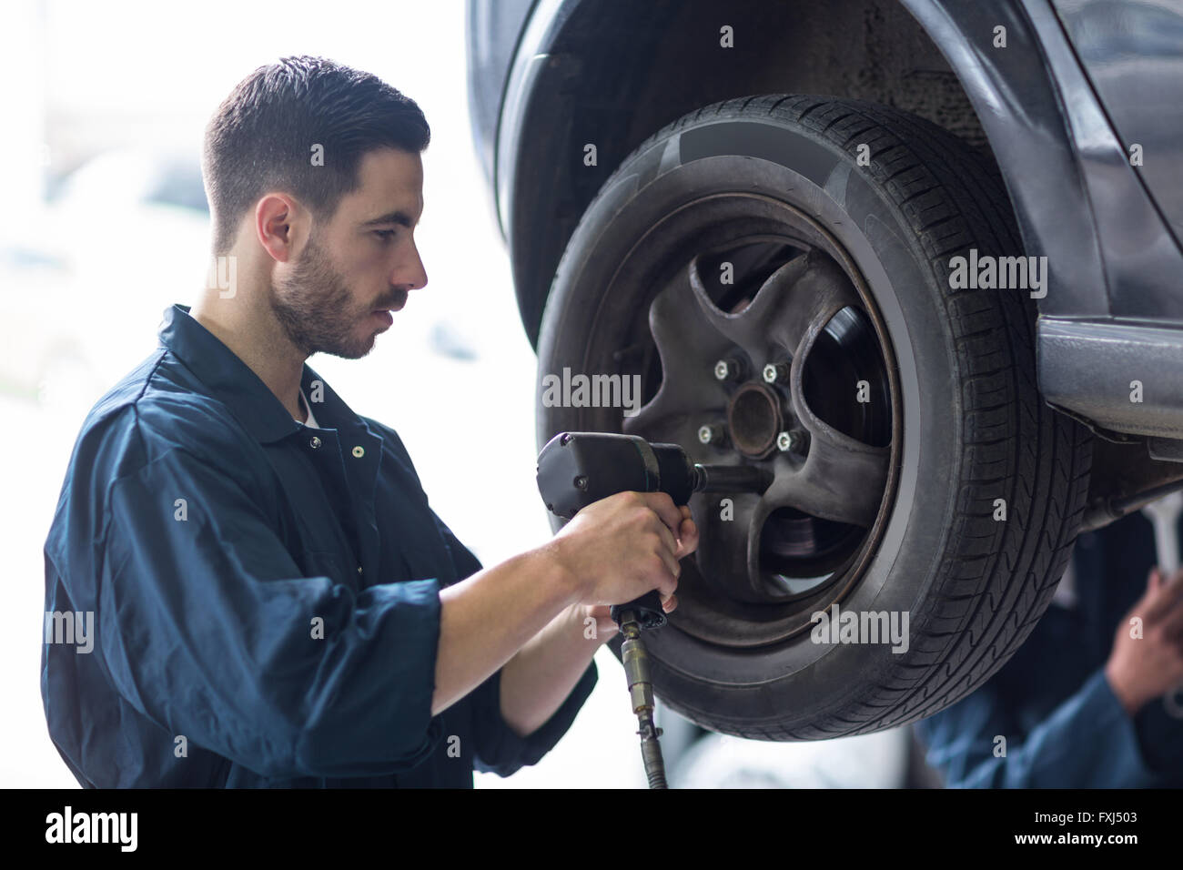 Fixing automobile hi-res stock photography and images - Alamy