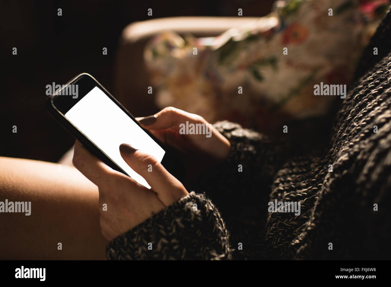 Woman text messaging on mobile phone Stock Photo - Alamy