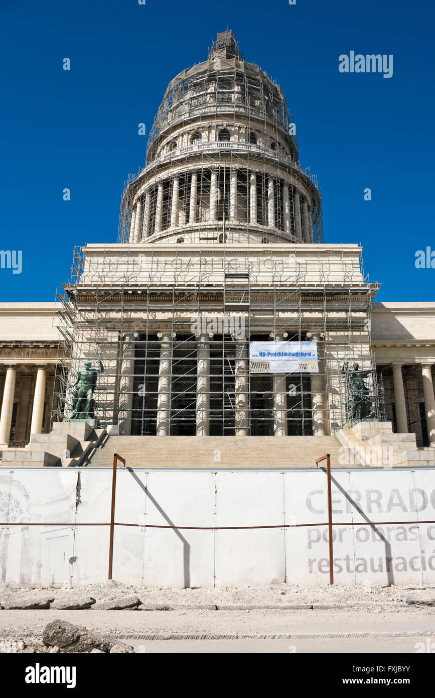 Vertical view of the renovations on the National Capitol Building in ...