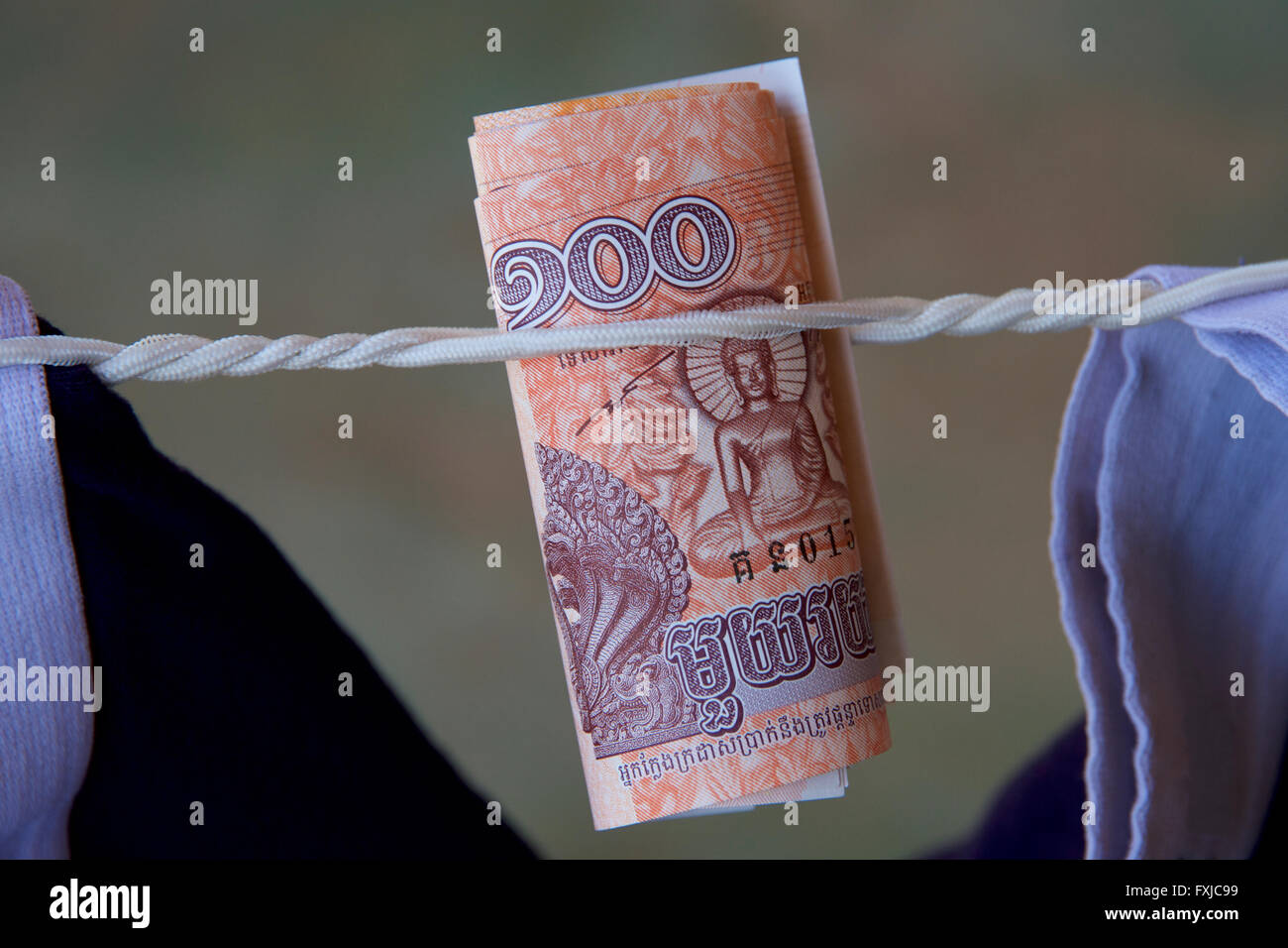 Money hanging out dry hi-res stock photography and images - Alamy