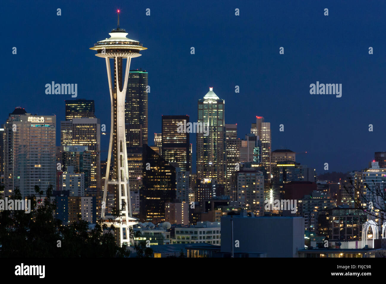 Seattle skyline tower mountain sunset hi-res stock photography and ...