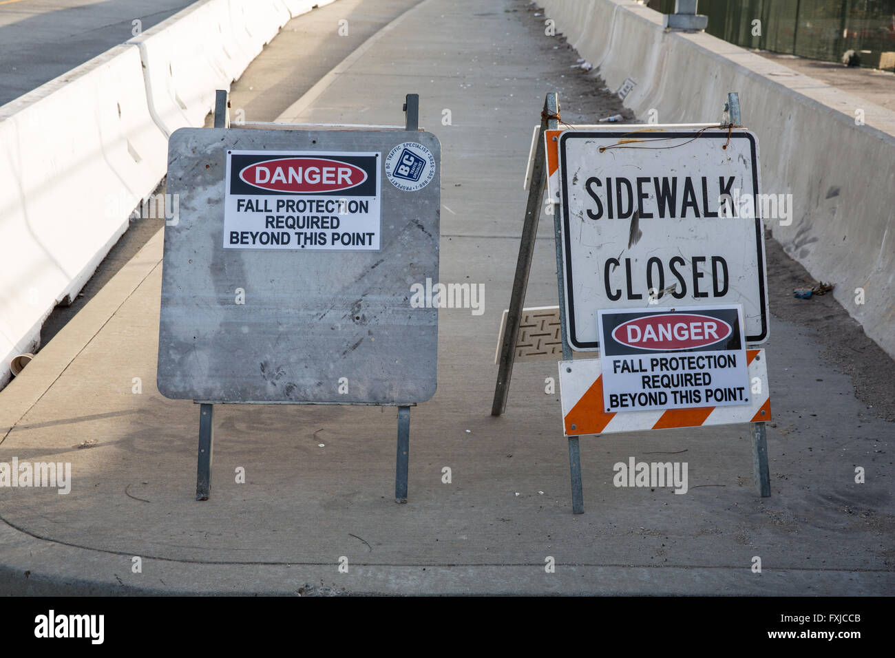 Sidewalk closed sign hi-res stock photography and images - Alamy