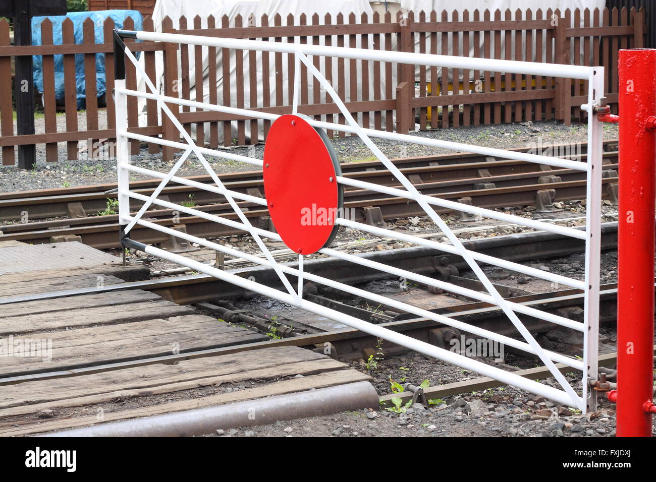 Level crossing wooden gate hi-res stock photography and images - Alamy