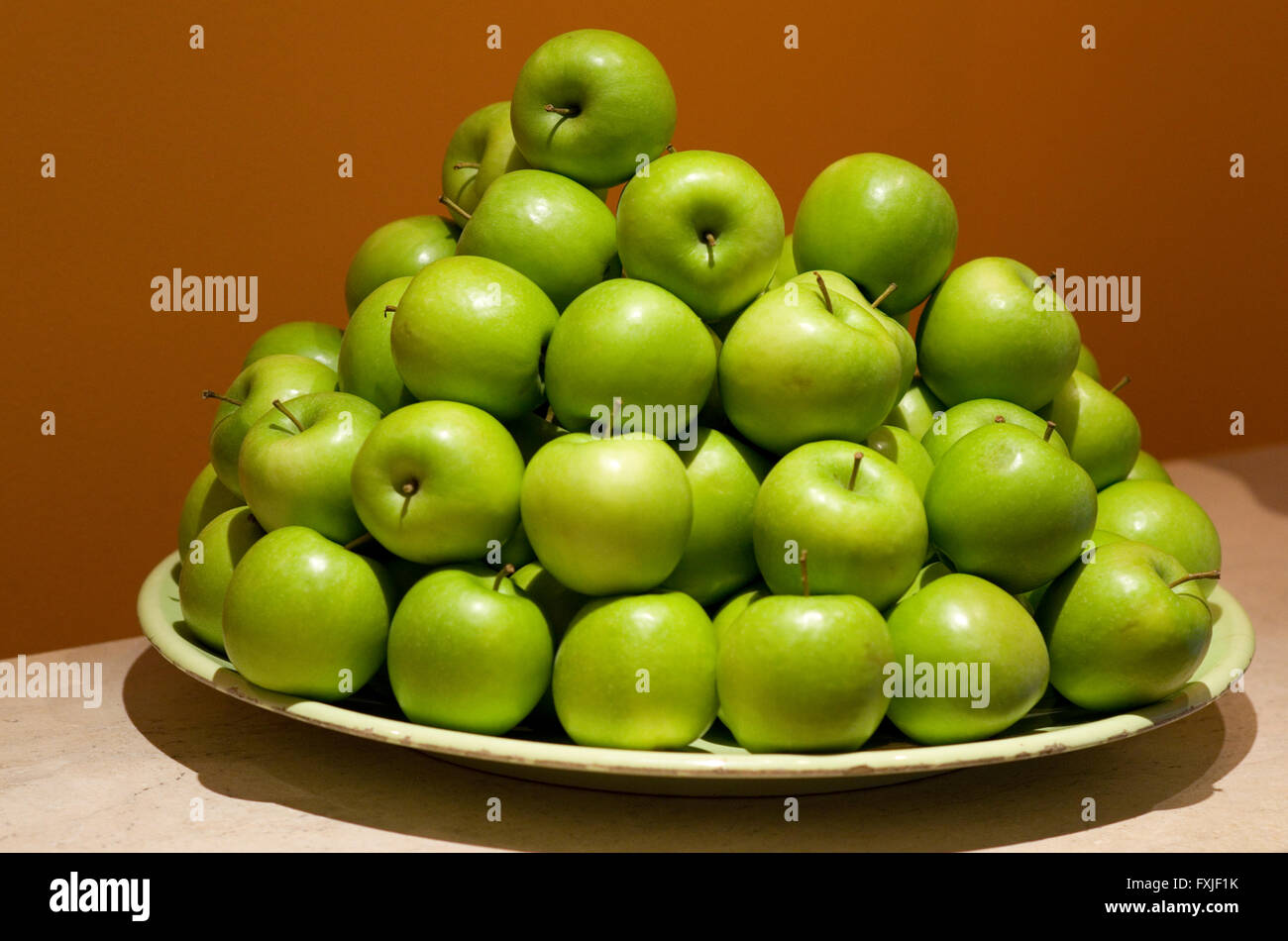Pile apples hi-res stock photography and images - Alamy