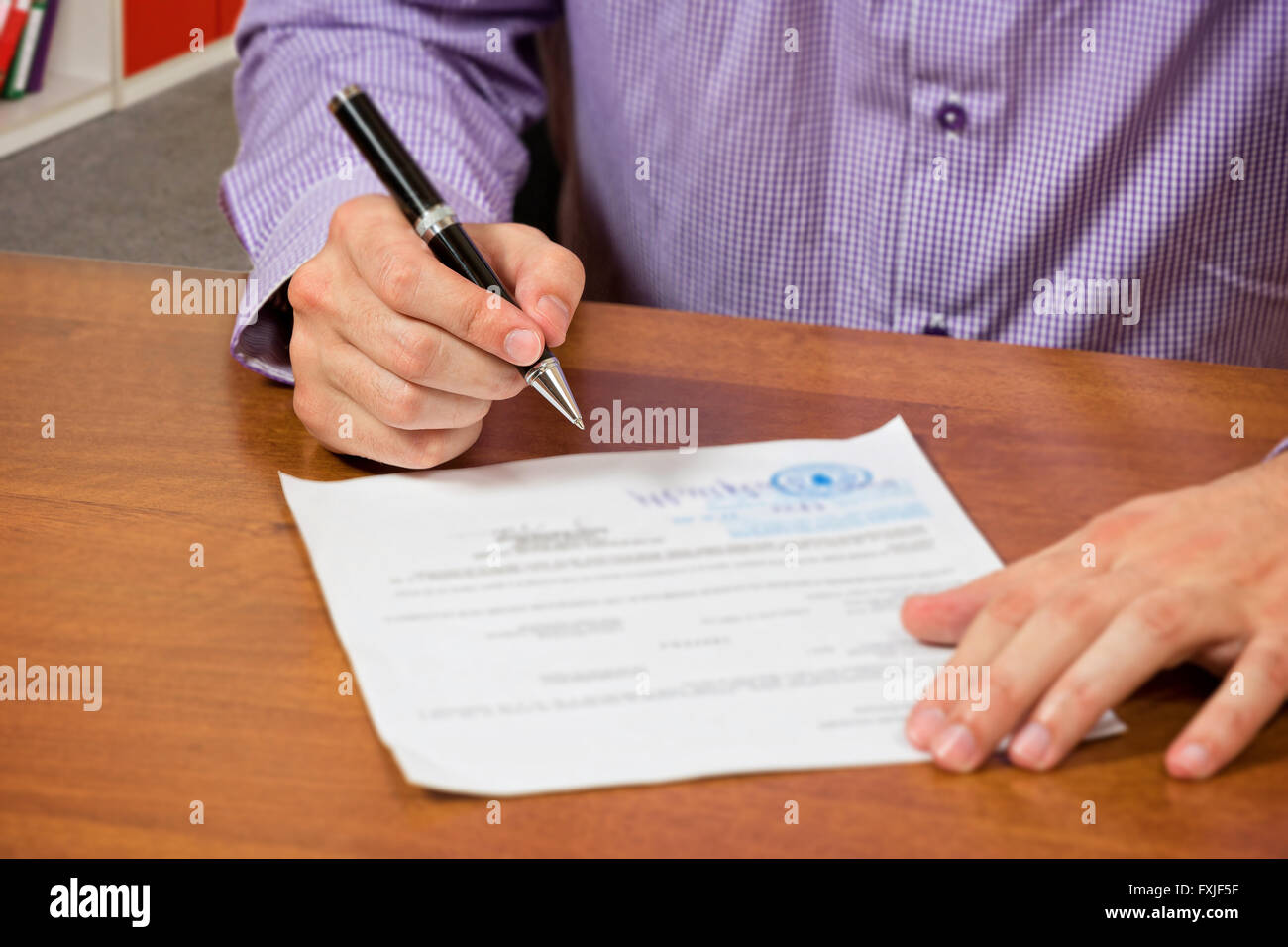 Hands signing document hi-res stock photography and images - Alamy