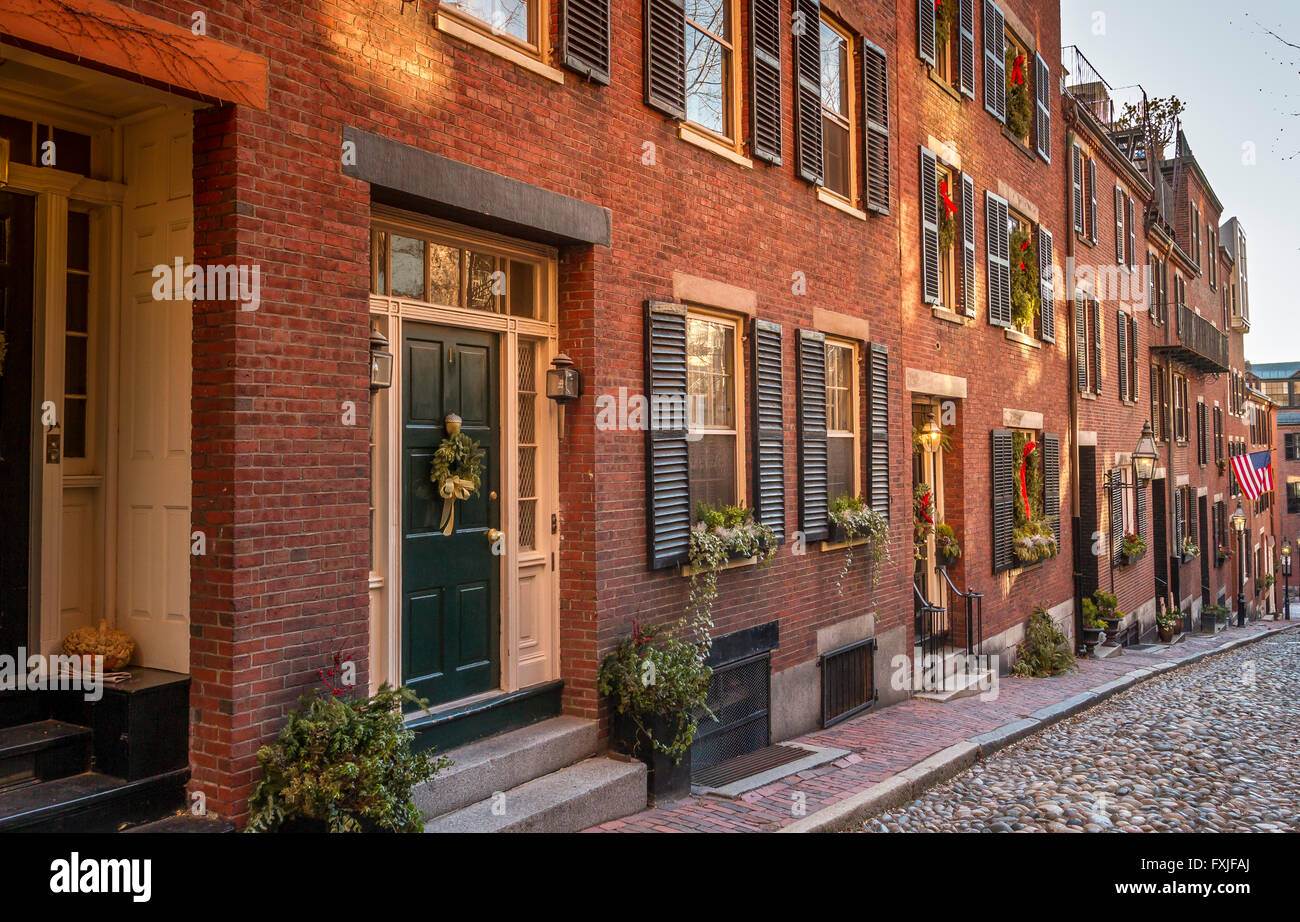 Acorn St in the Beacon Hill district of Boston, a narrow cobbled street ...