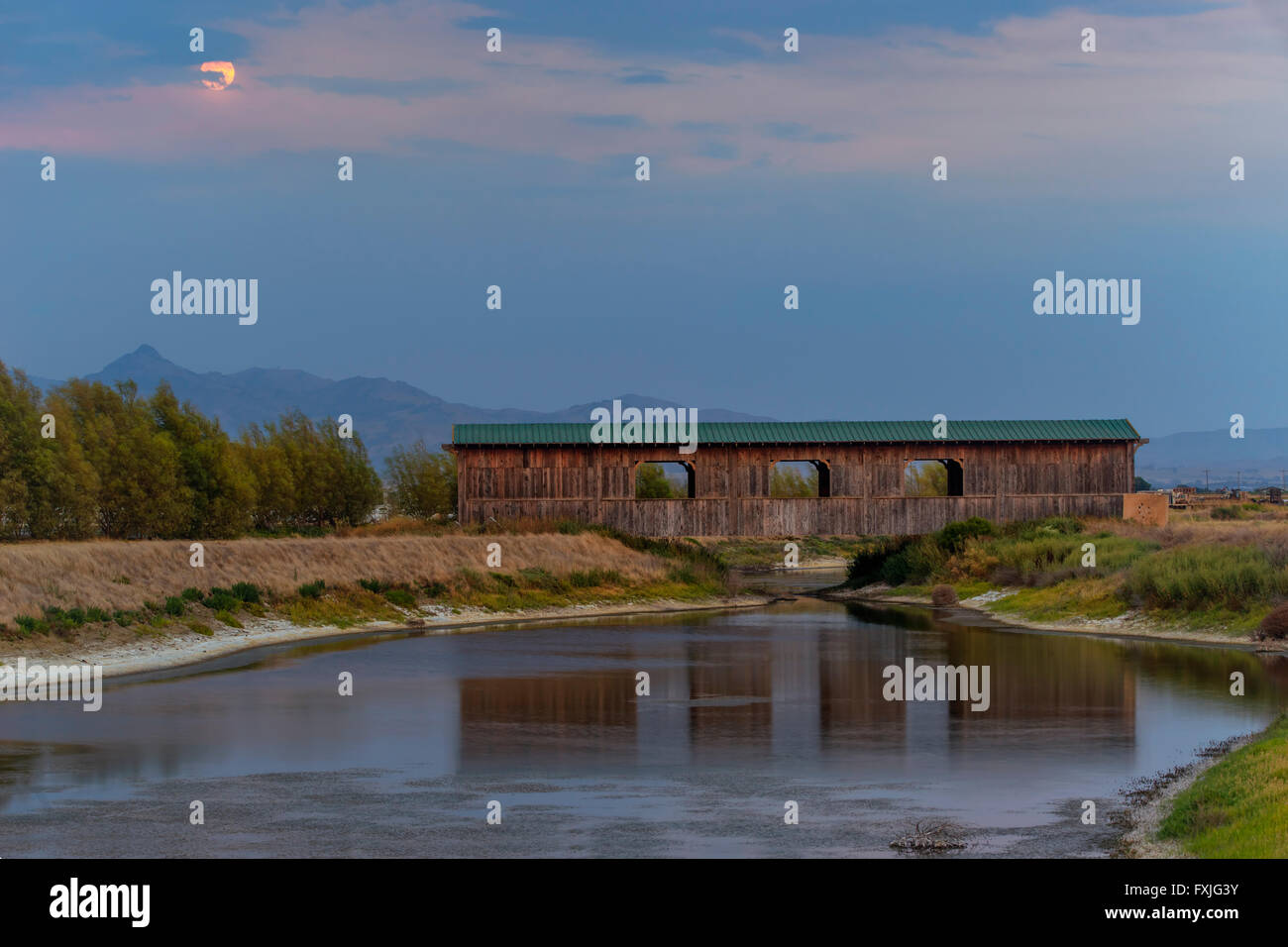 Full moon bridge hi-res stock photography and images - Alamy