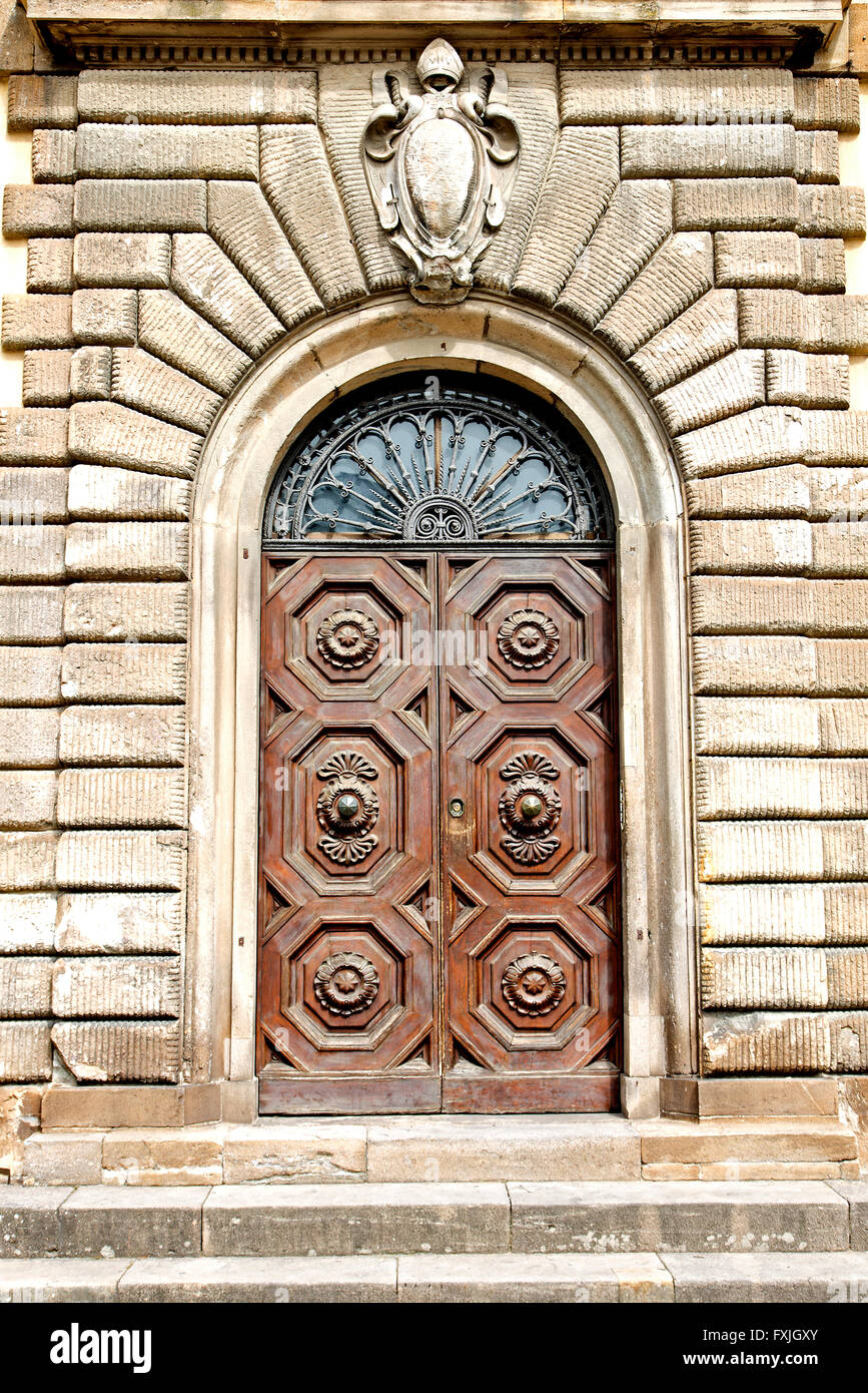 Wooden door of italian stone house hi-res stock photography and images ...