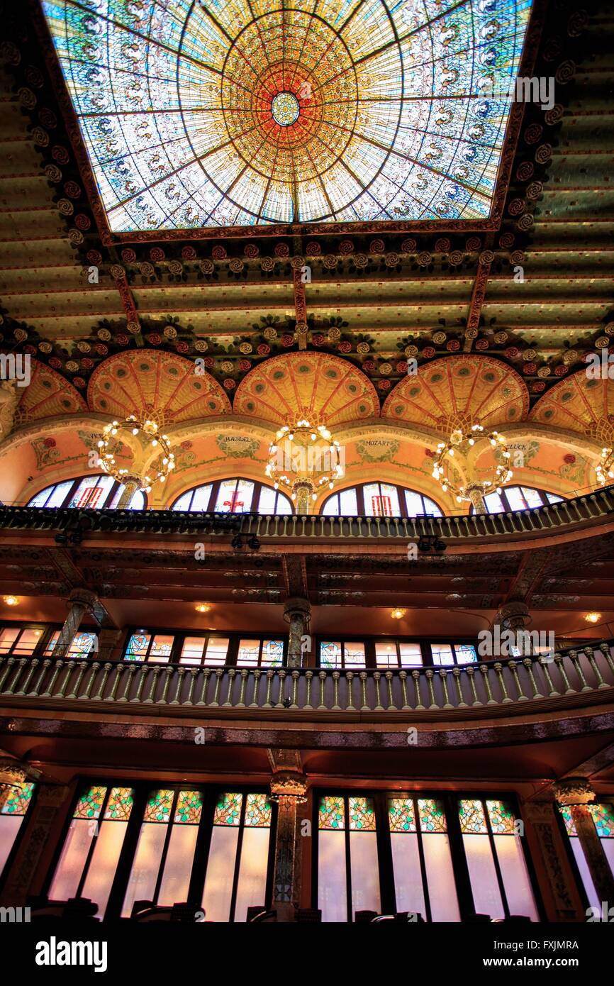 The stunning interior stained glass roof of the Palau de la Musica ...