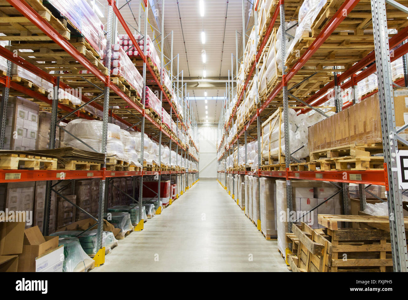 cargo boxes storing at warehouse shelves Stock Photo - Alamy