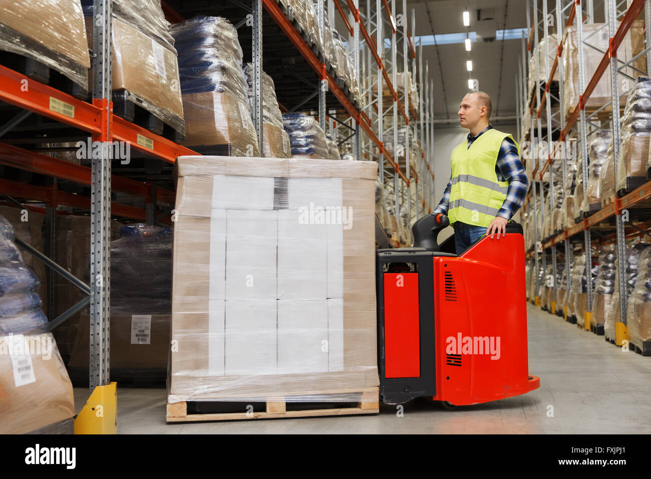 man on forklift loading cargo at warehouse Stock Photo - Alamy