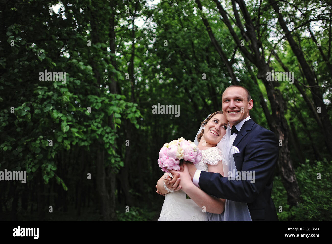 Wedding pair hugging kissing hi-res stock photography and images - Alamy