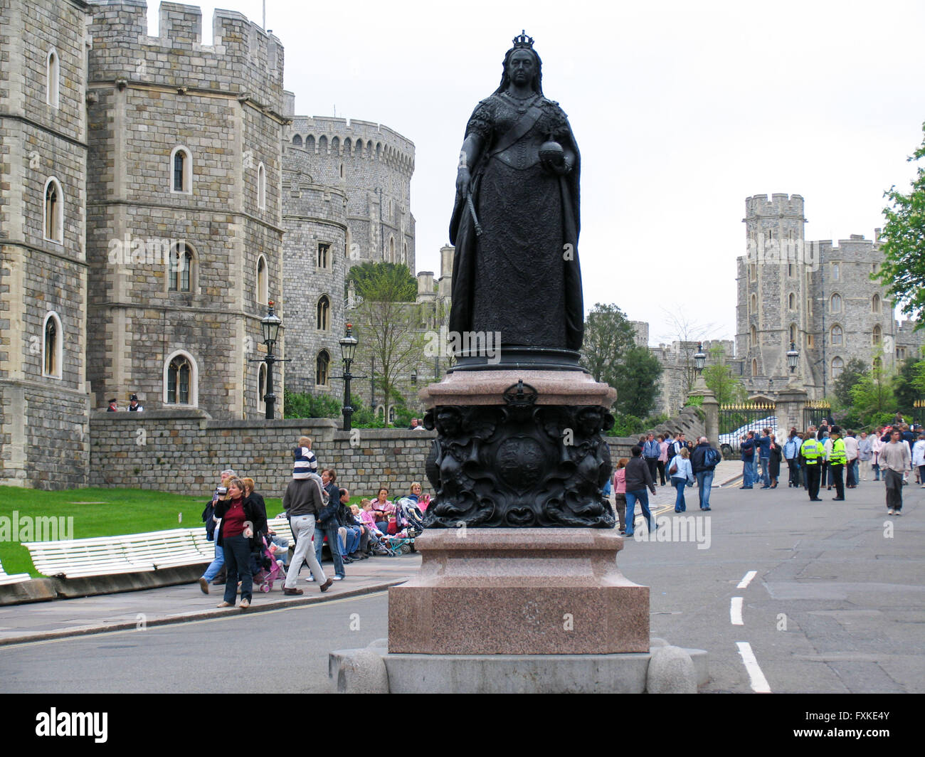 A bronze statue of Queen Victoria in front of Windsor Castle Stock ...