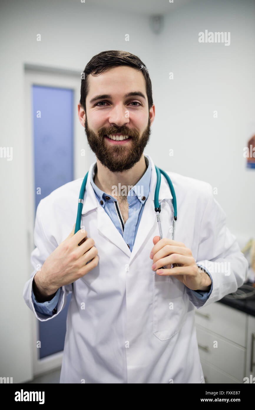 Portrait of vet in clinic Stock Photo - Alamy