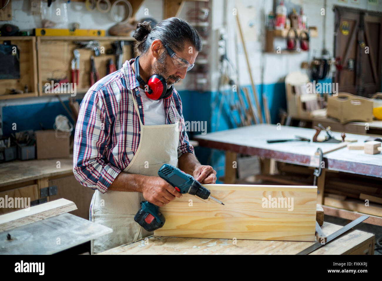 Carpenter marking plank wood hi-res stock photography and images - Alamy