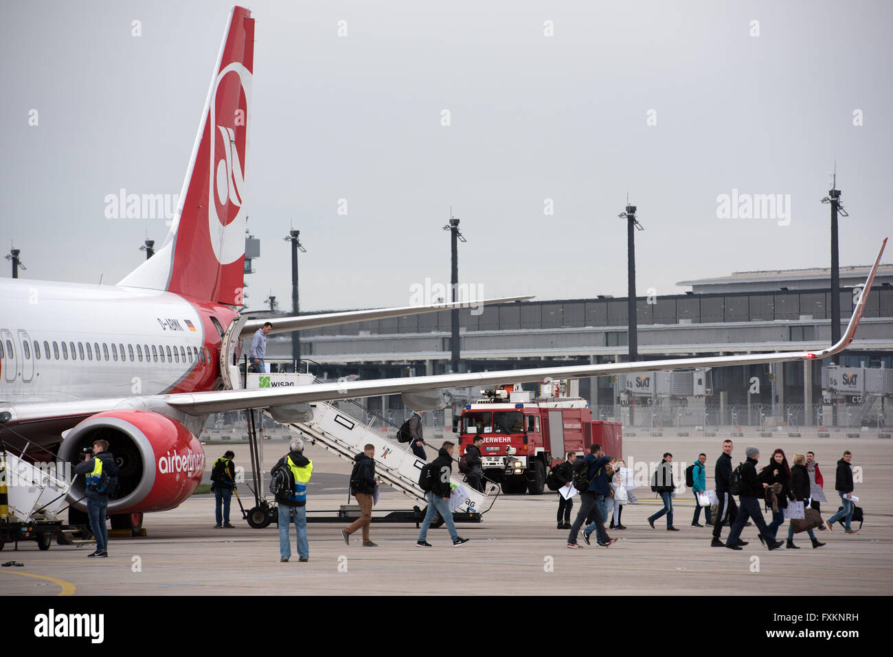 Passengers exiting an airplane hi-res stock photography and images - Alamy