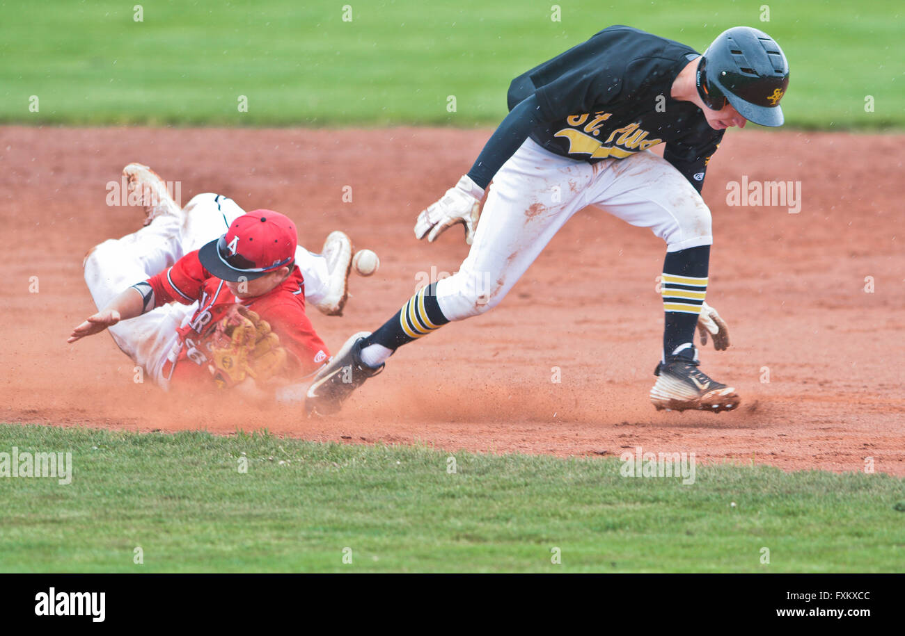 Albuquerque, NM, USA. 16th Apr, 2016. 041616.St. Pius X's #2 Ryan McGaha, right, got tagged out ...