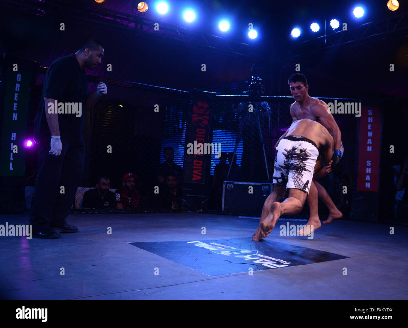 Lahore, Pakistan. 16th Apr, 2016. A view of the Pakistan kick boxing ...