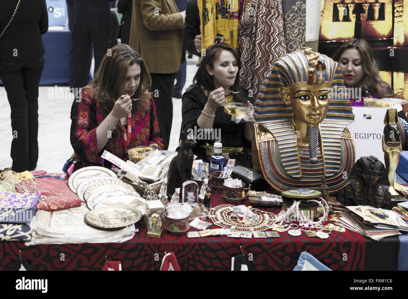 Egyptian stand hi-res stock photography and images - Alamy