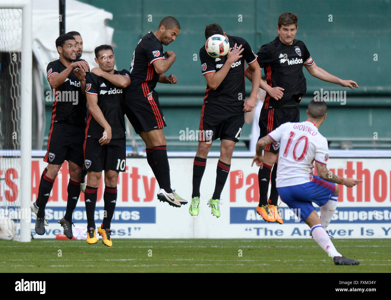 Defend a free kick hi-res stock photography and images - Alamy
