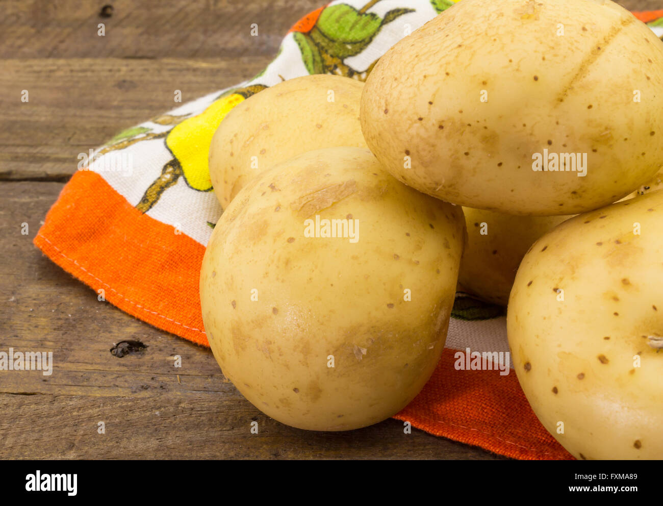 Close up photo of heap of potatoes on cloth with wood Stock Photo - Alamy