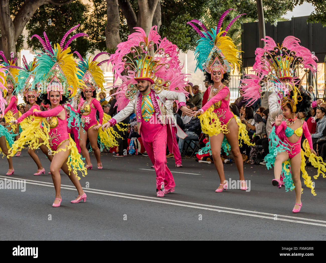 Samba dancers parade hi-res stock photography and images - Alamy