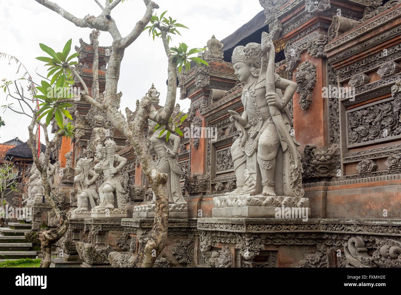 Balinese traditional statue hi-res stock photography and images - Alamy
