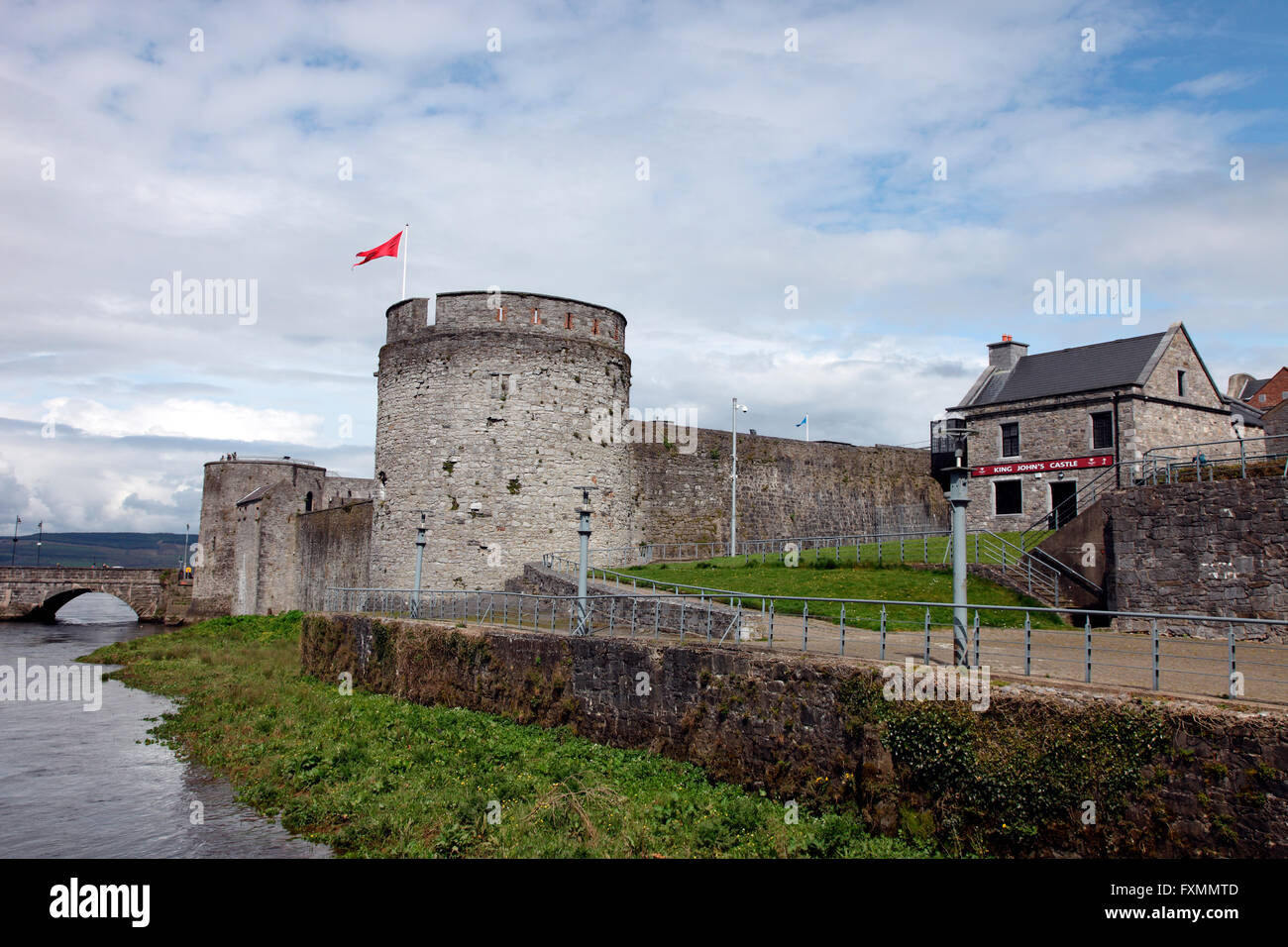 River shannon ireland castle hi-res stock photography and images - Alamy