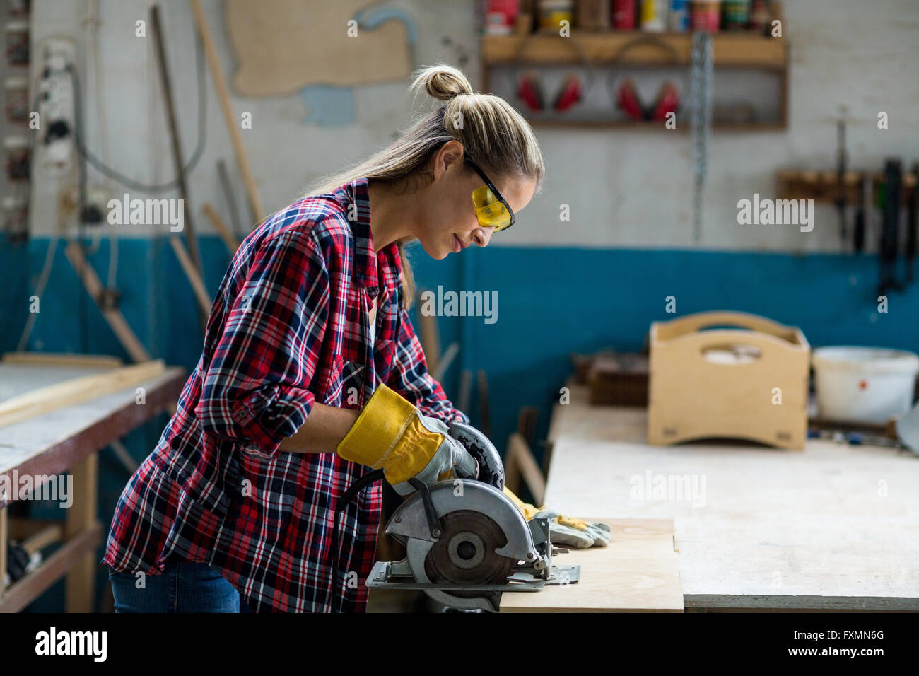 Female carpenter using a jigsaw Stock Photo - Alamy