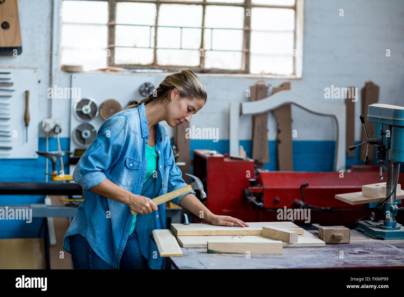 Using a hammer hi-res stock photography and images - Alamy