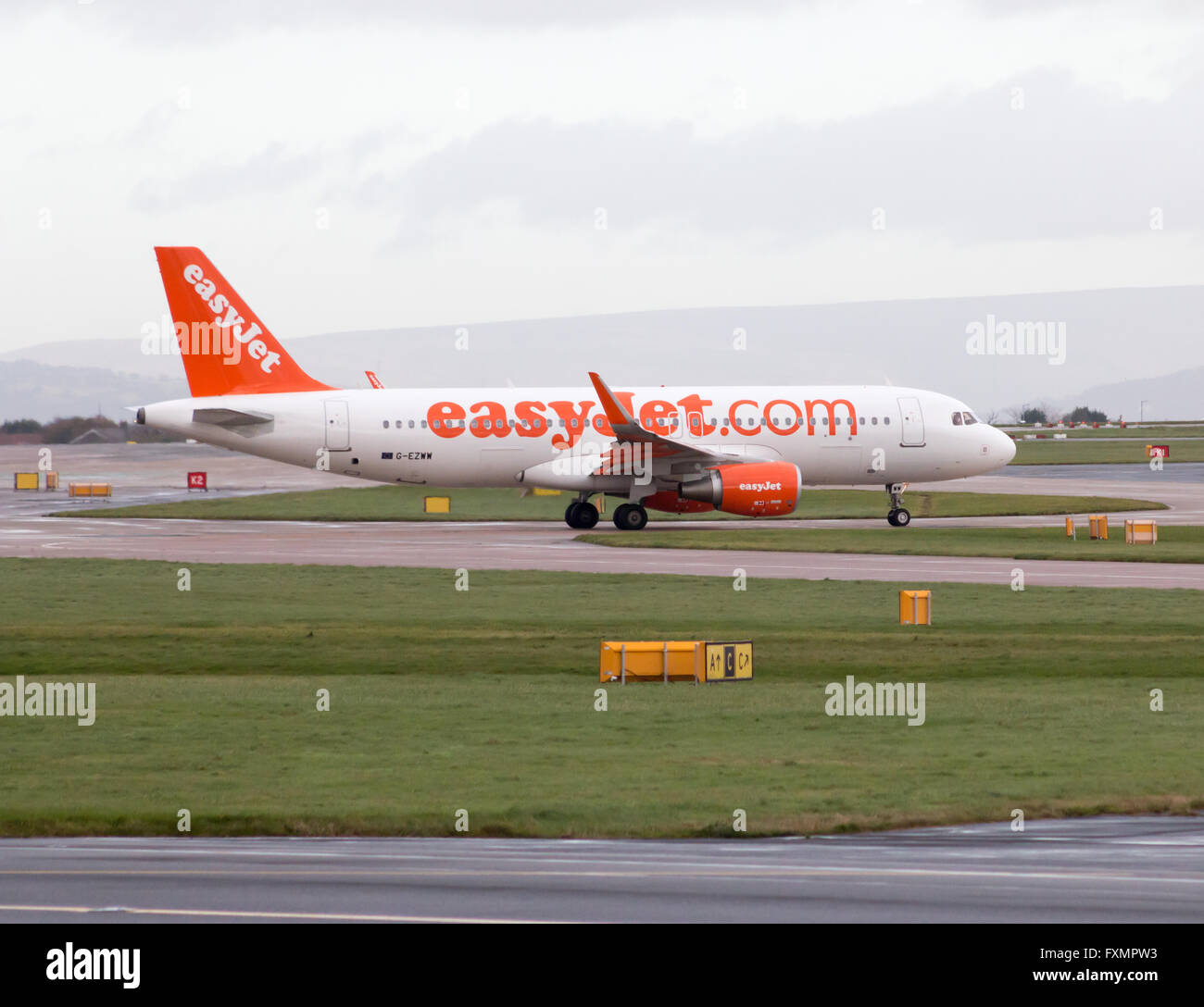 Easyjet passenger aircraft hi-res stock photography and images - Alamy