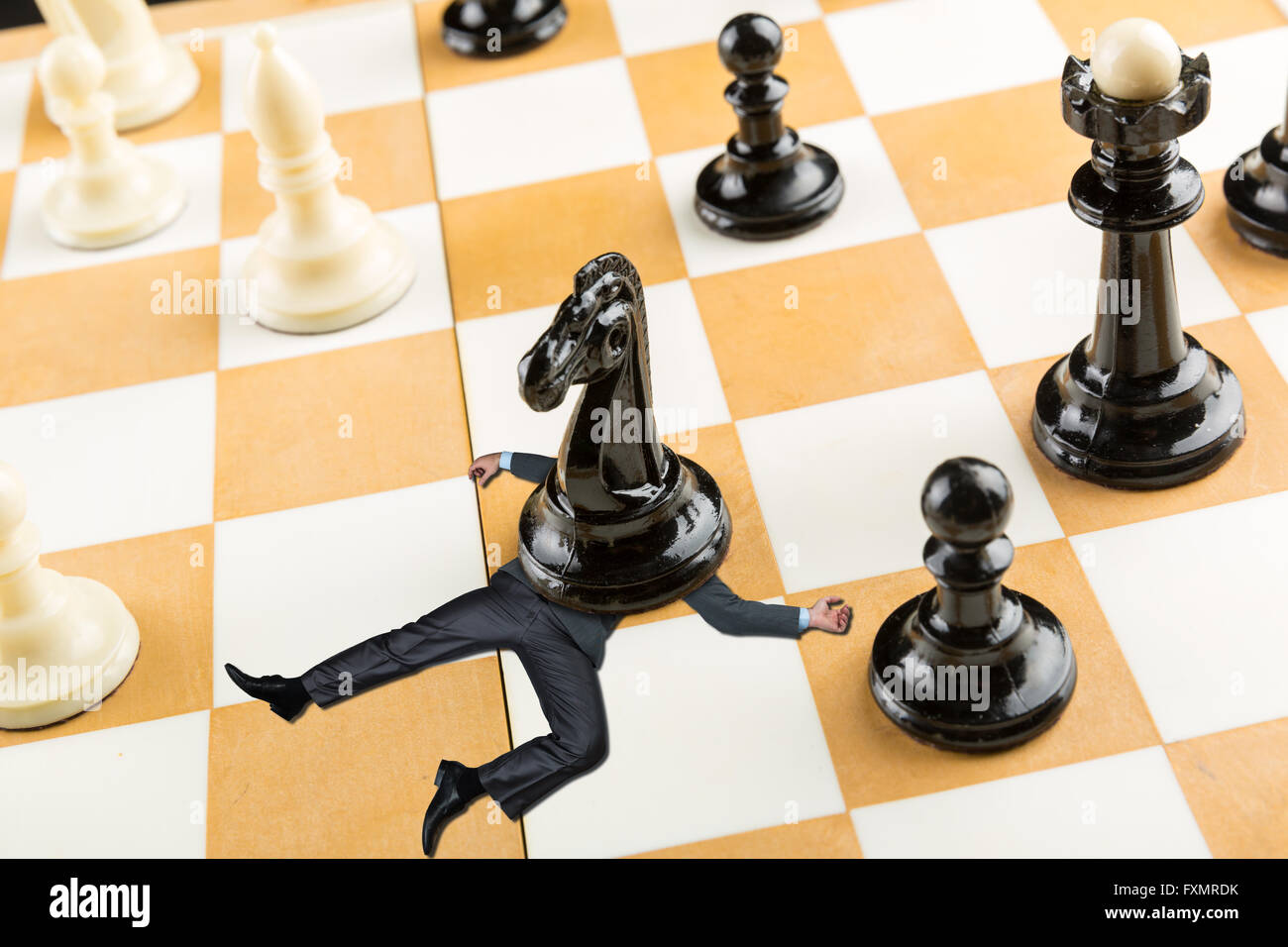 King lying on chessboard hi-res stock photography and images - Alamy