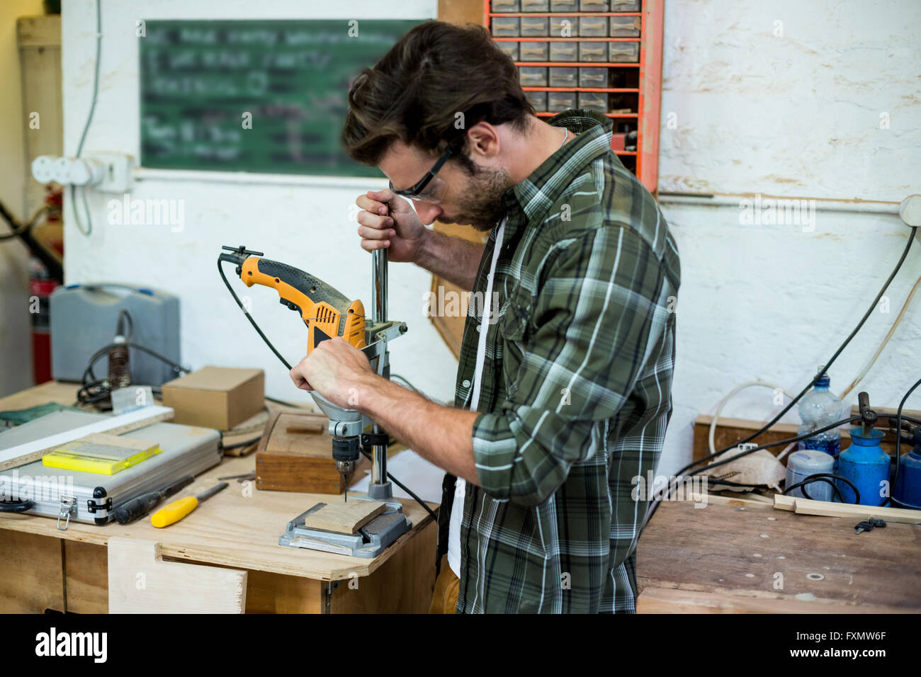 Carpenter in goggles using a drill machine hi-res stock photography and ...