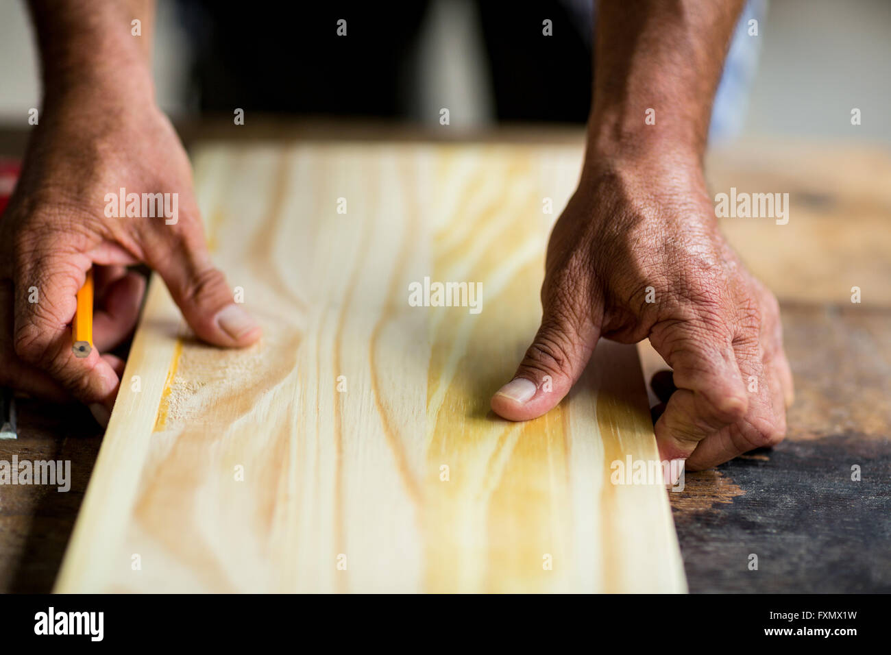 Carpenter hands measuring wooden plank Stock Photo - Alamy