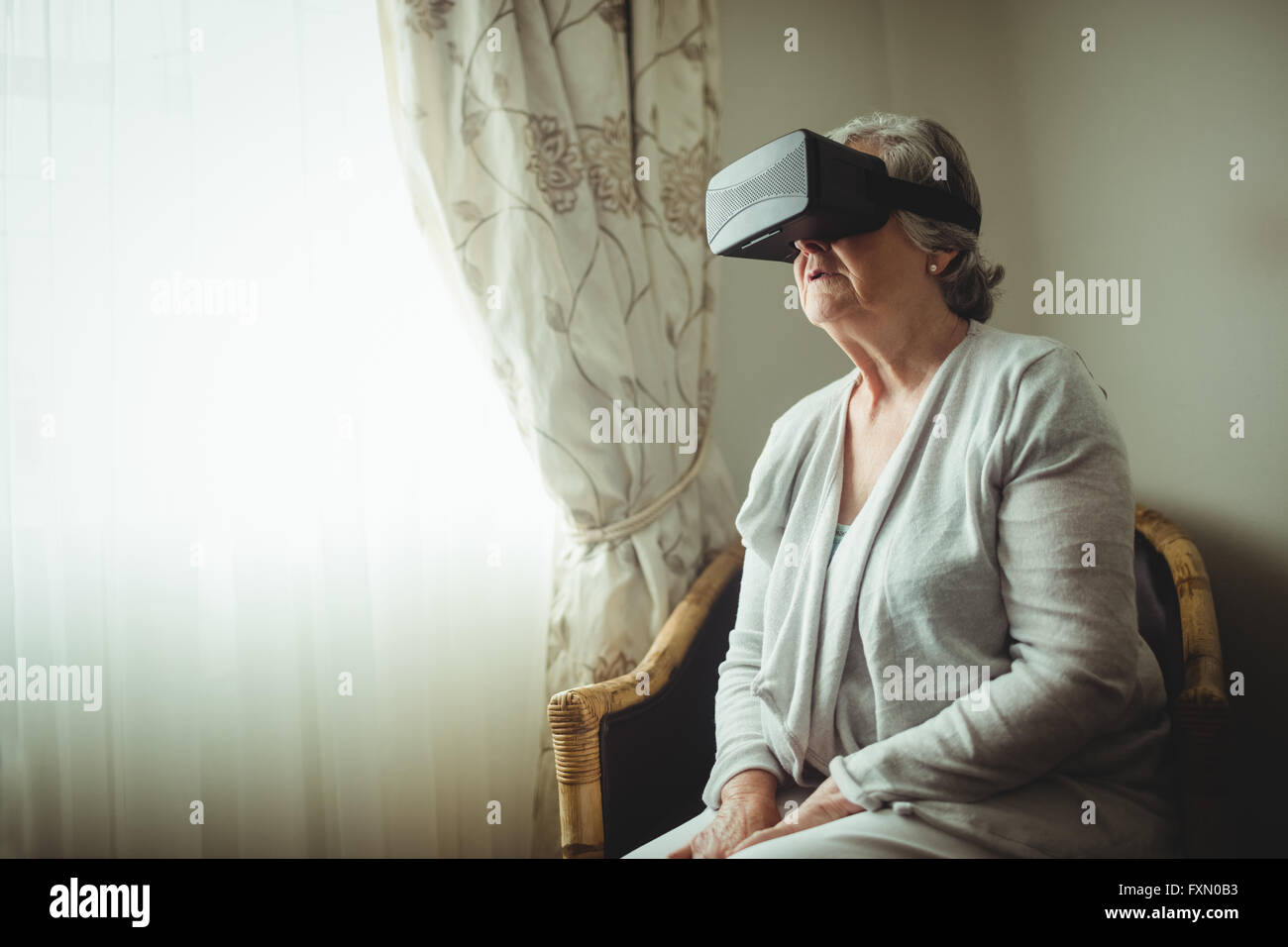 Oculus rift woman hi-res stock photography and images - Alamy