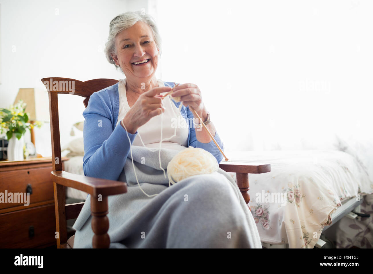 Senior woman knitting Stock Photo - Alamy