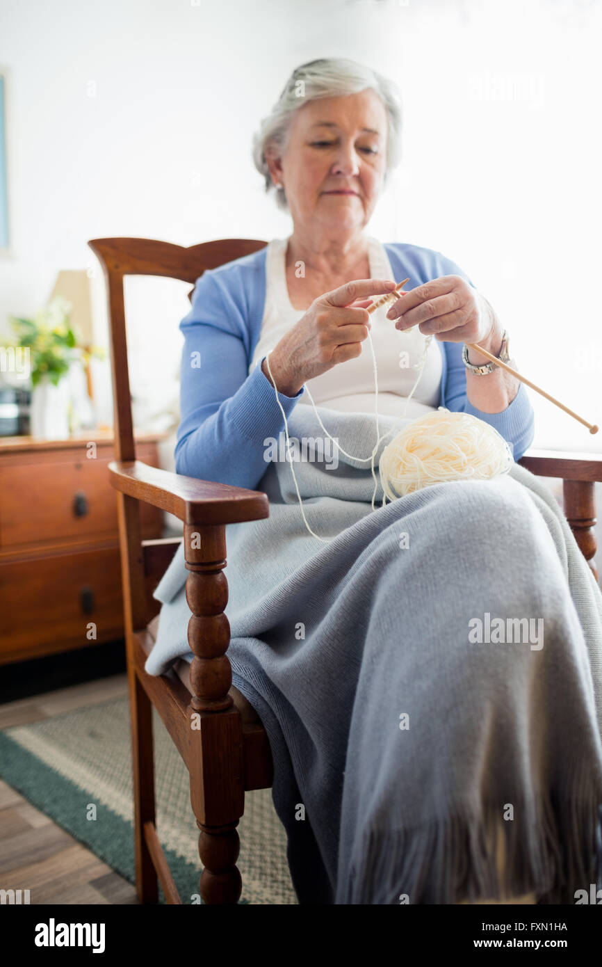 Senior woman knitting Stock Photo - Alamy