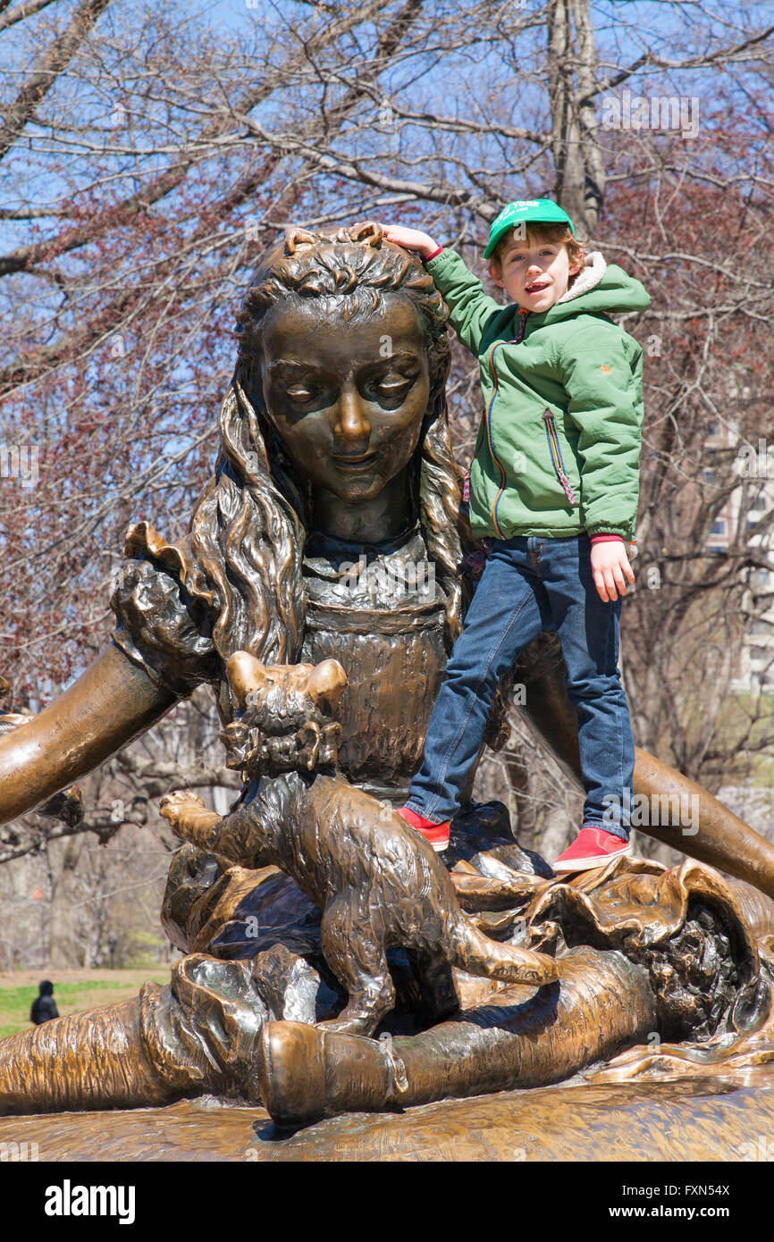 Alice in Wonderland statue, Central Park, Manhattan, New York City ...