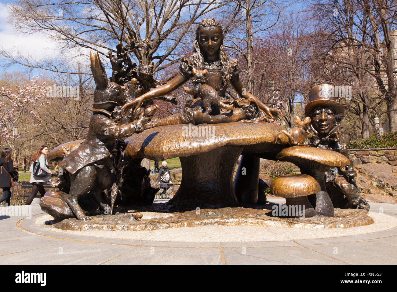 Alice in Wonderland statue, Central Park, Manhattan, New York City ...
